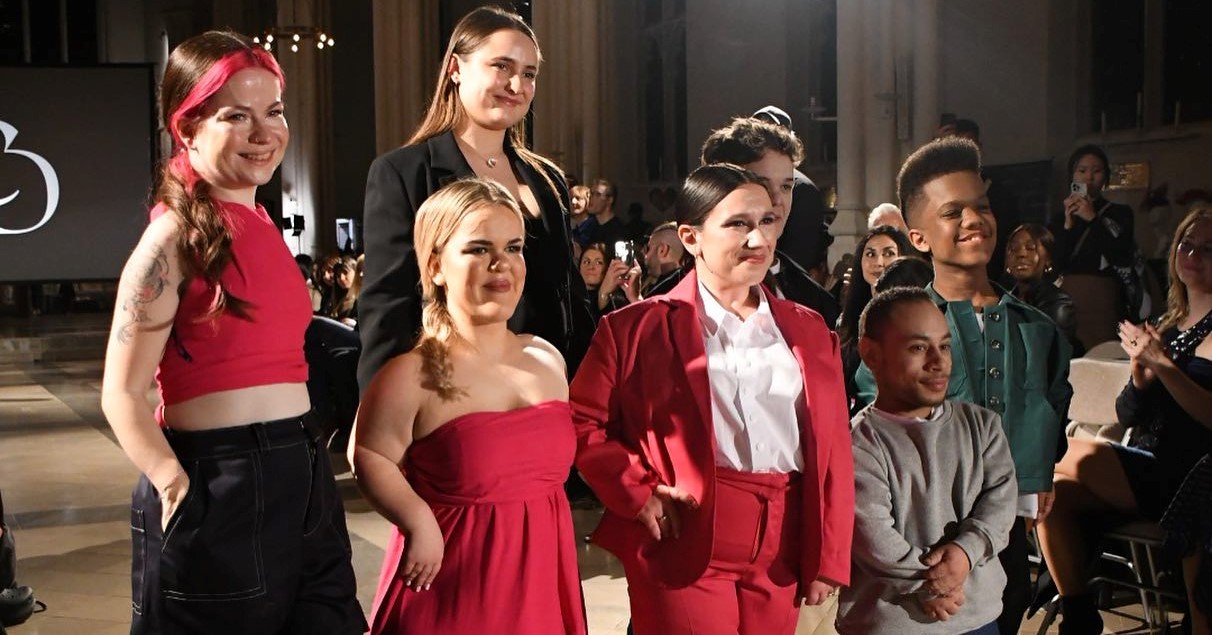 Kledingmerk wil beeld kleine mensen veranderen | Uniek Sporten